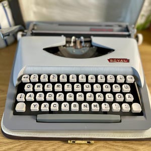 Vintage Royal Royalite 120 Typewriter: 1960s Netherlands, Original Case ...