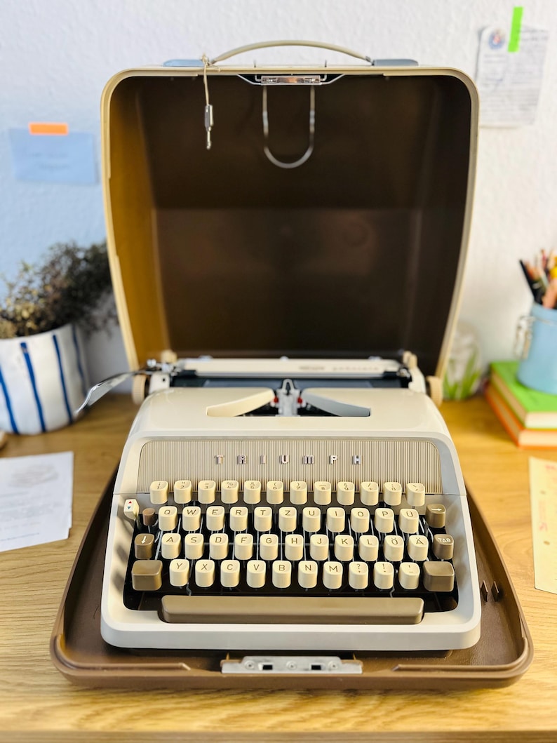 Triumph Gabriele 2 Beige Typewriter (1963) With Case – Vintage ...