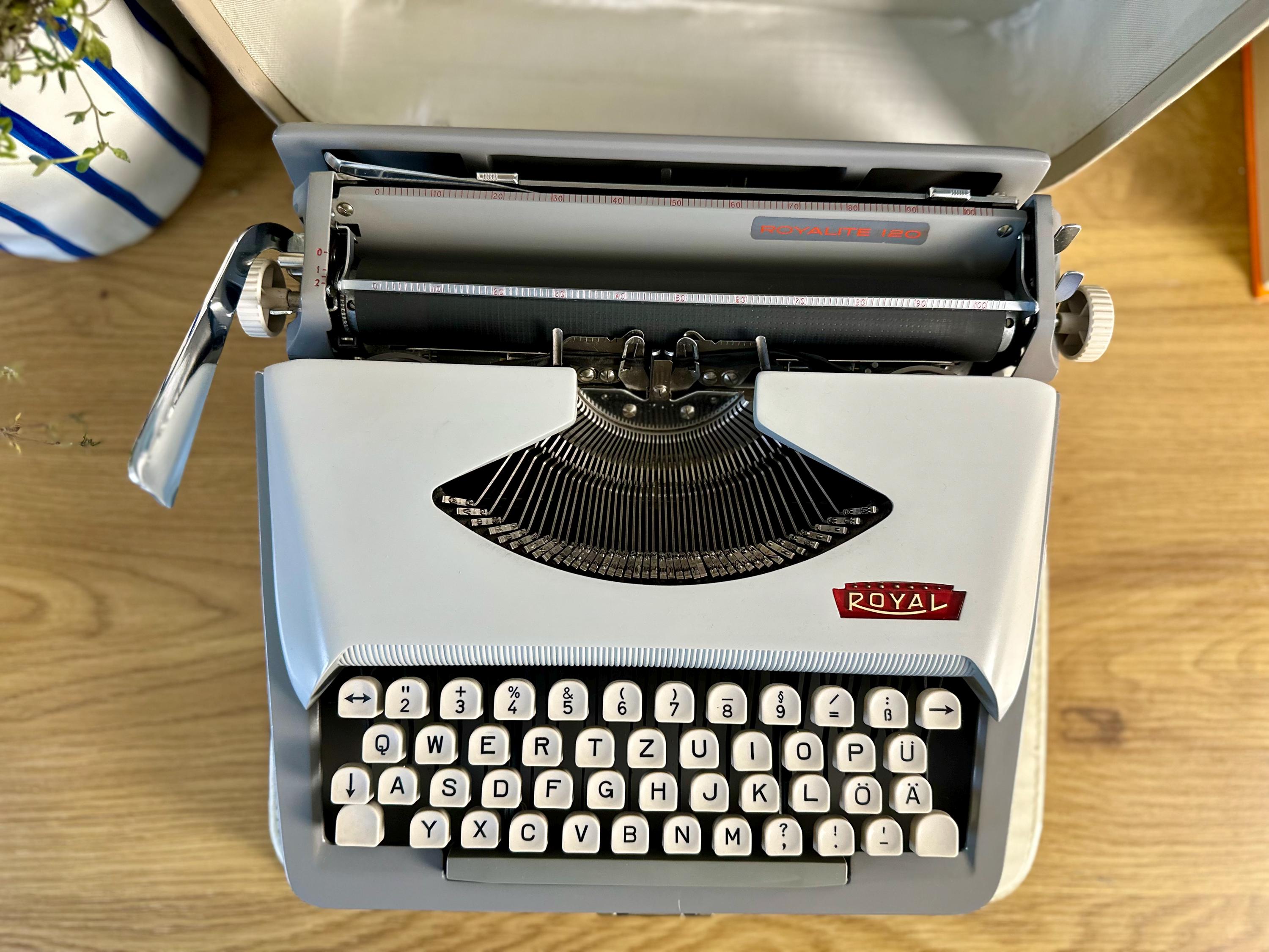 Vintage Royal Royalite 120 Typewriter: 1960s Netherlands, Original Case ...