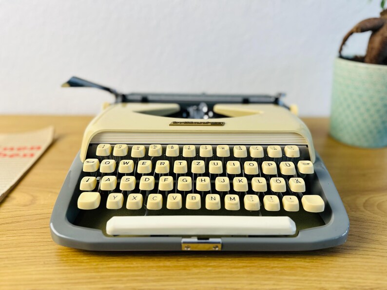Brillant S Typewriter – Beige Color – Good Condition – Vintage Retro ...
