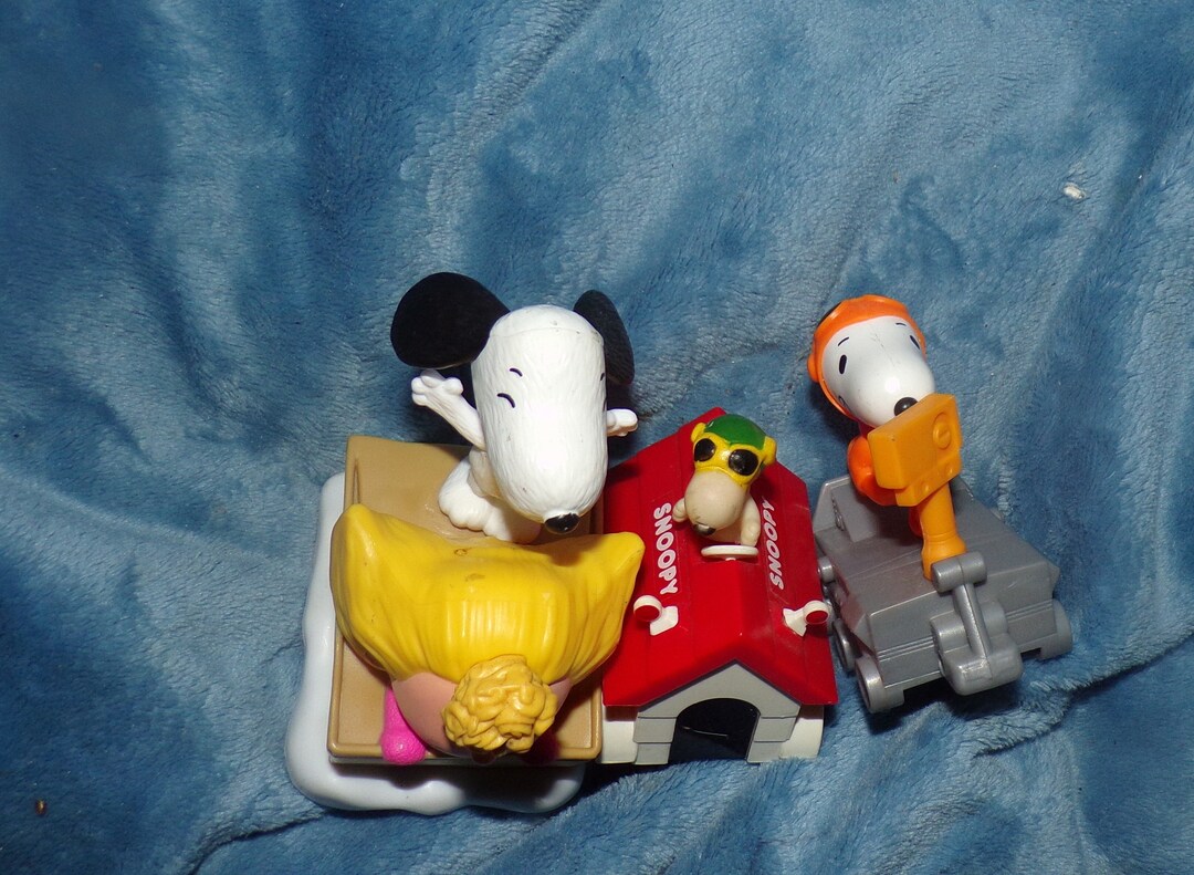 Vintage Lot of 3 Snoopy Small Figures Snoopy Riding His Doghouse Snoopy ...