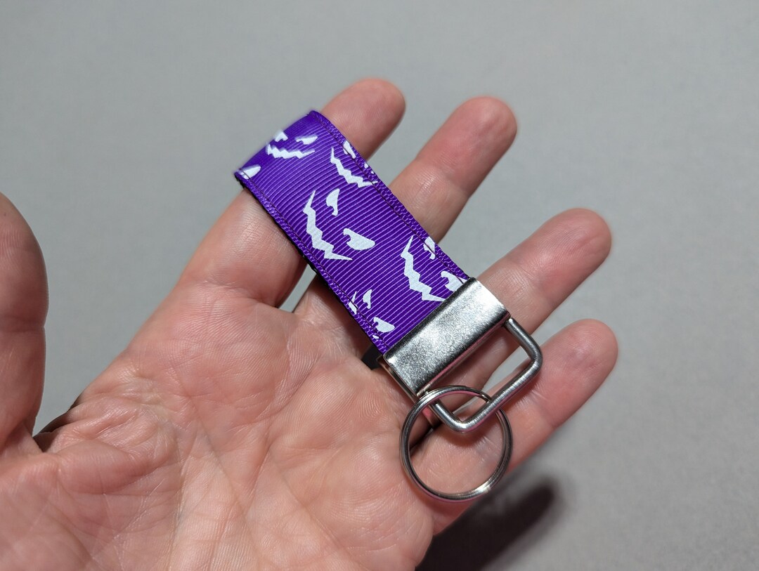 Glow in the Dark Scary Face Keychain: Finger Loop Key Ring, (1" Wide ...