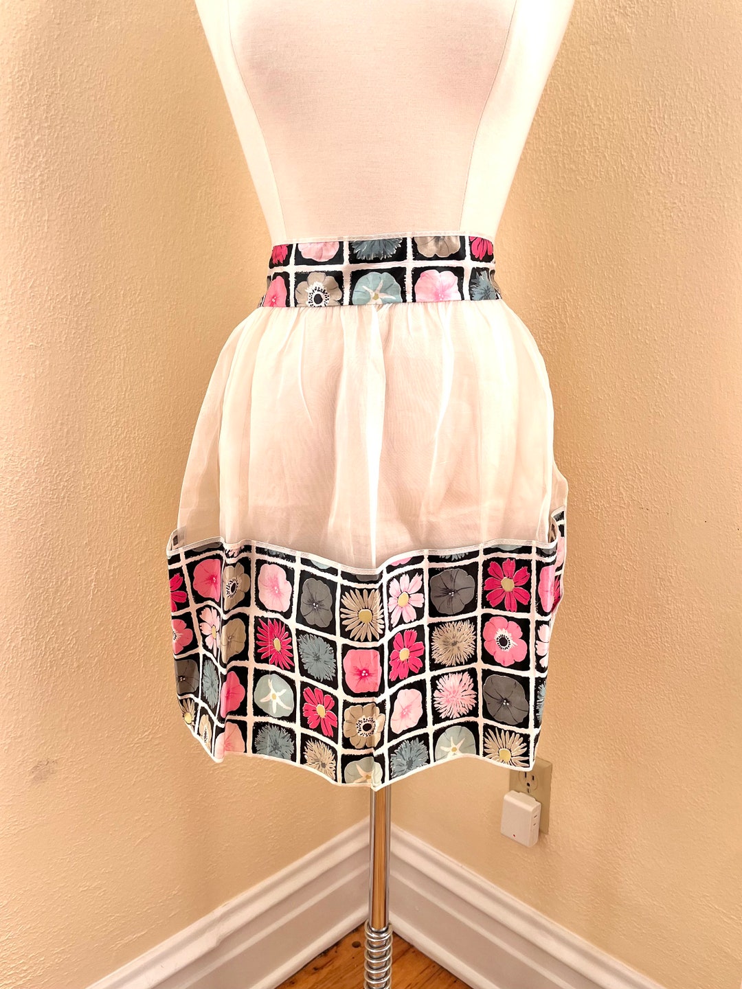 Vintage 50s-60s White Organdy Apron With Grey and Pink Floral Chintz ...