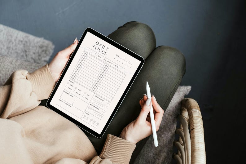 Daily Focus Planner | Aesthetic Digital Self-care Template | Time ...