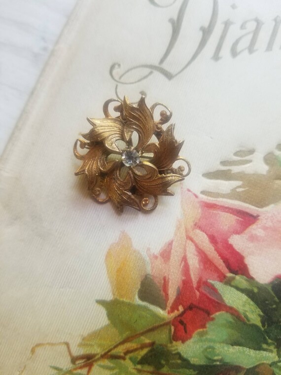 Small Victorian Gold Tone Circle Brooch with Acanthus… - Gem
