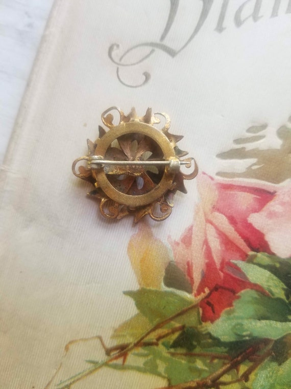 Small Victorian Gold Tone Circle Brooch with Acanthus… - Gem