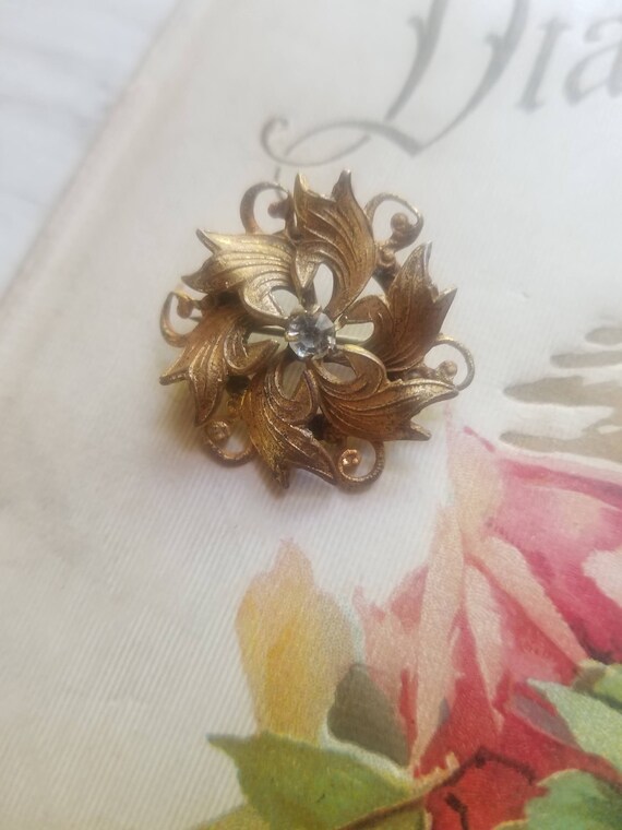 Small Victorian Gold Tone Circle Brooch with Acanthus… - Gem