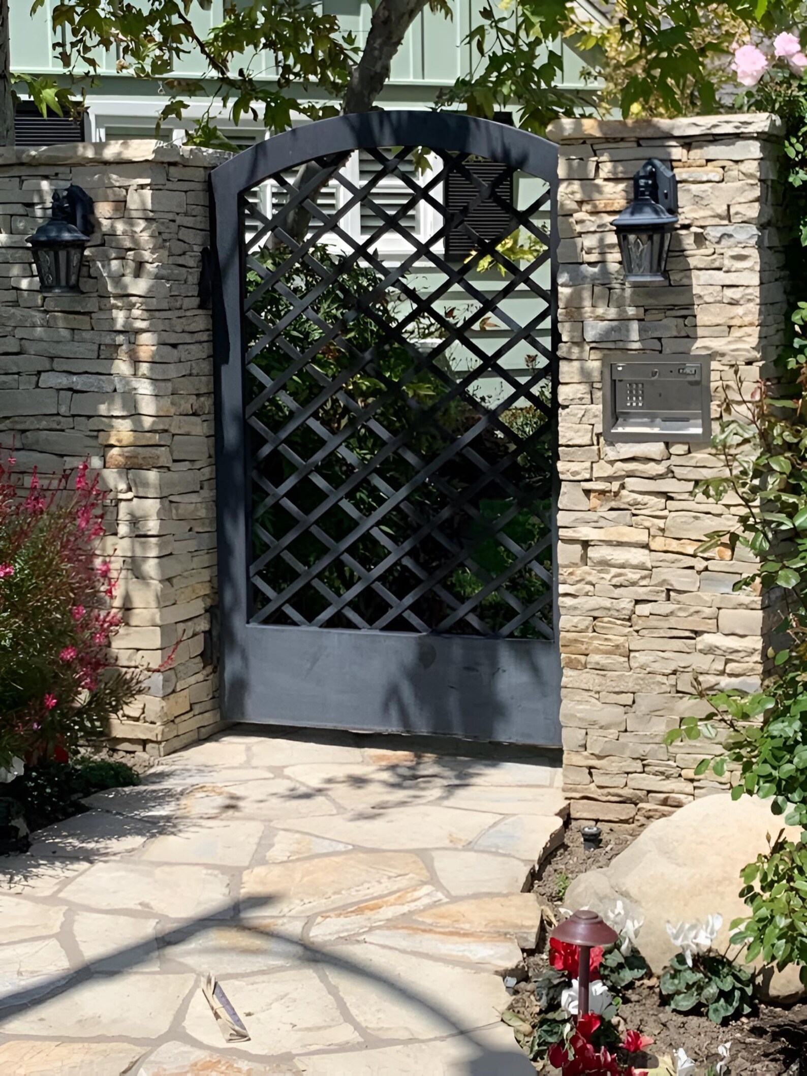 Classic Checkered Design Metal Garden Gate | Sturdy Unique Construction ...