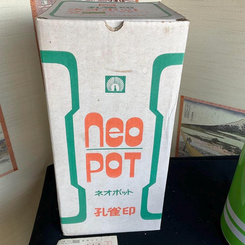 Peacock Neo Pot 1.9L, Retro Showa Era Insulated Thermos, Green Stripe ...