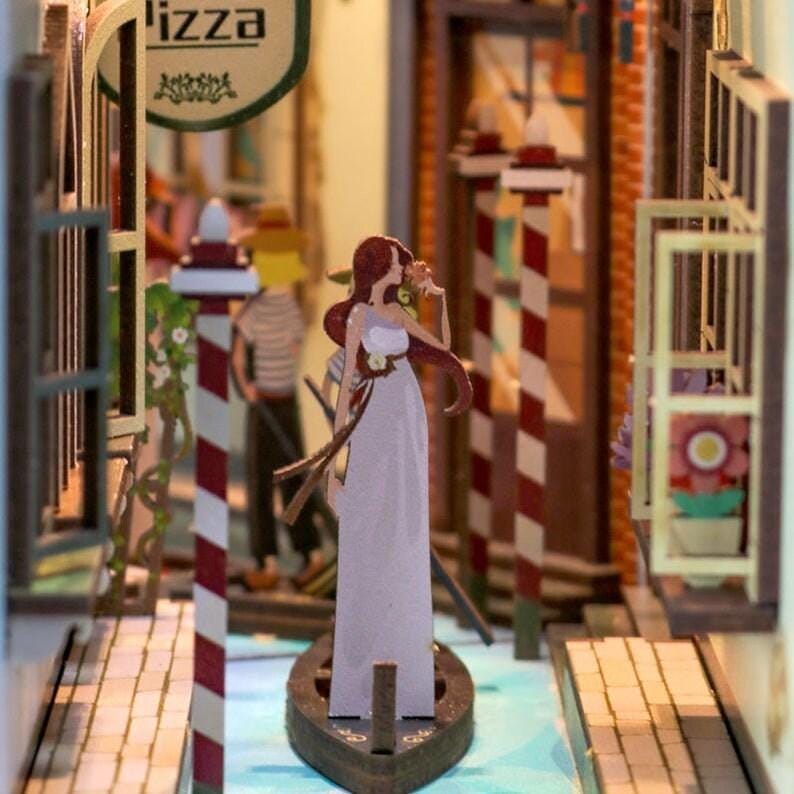Venice Book Nook DIY Kit – Illuminated Bookshelf Insert, Miniature ...