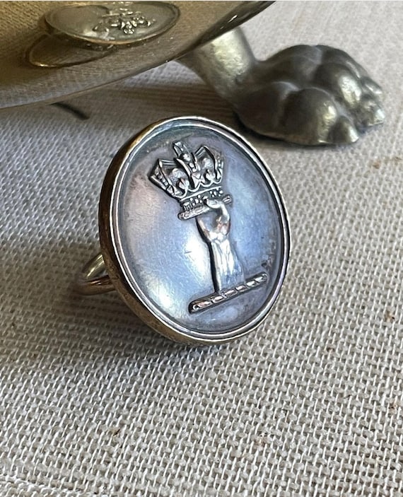 ANTIQUE// Livery Button Hand/Crown Ring - Gem