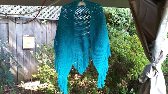 crocheted shawl vintage 1970s - Gem