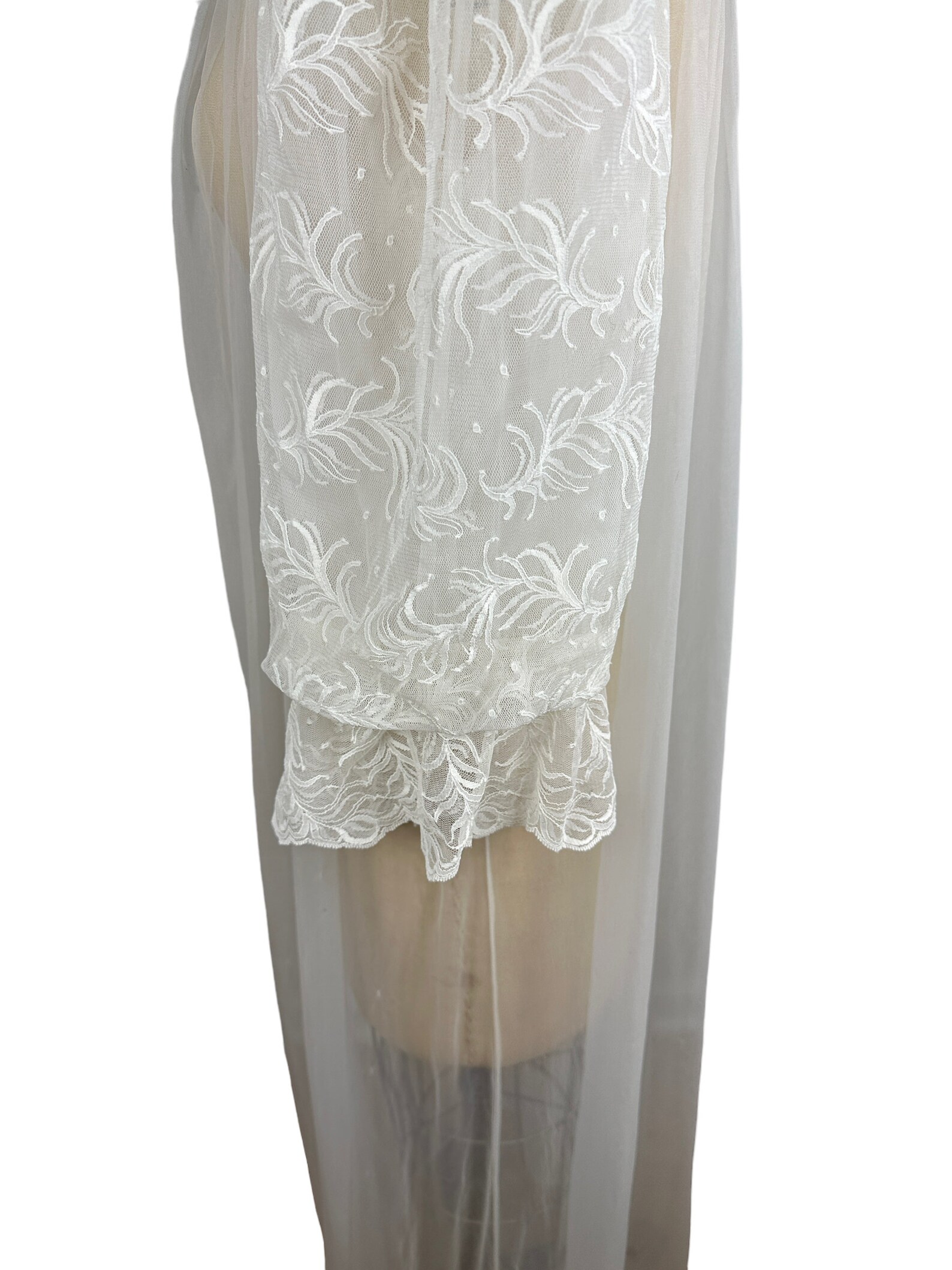 1960s White Sheer Robe With Puffed Lace Sleeves Size M by Val - Etsy
