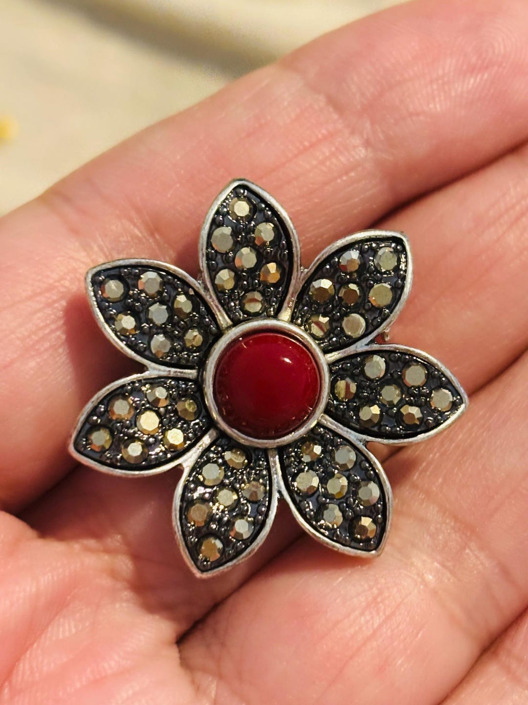 Daisy Flower Brooch – Symbol of Love, Loyalty and Harmony, Elegant ...