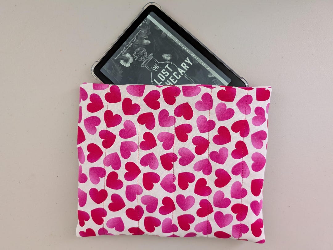 Red and Pink Queen of Hearts Pattern Book and Kindle Case Sleeve ...