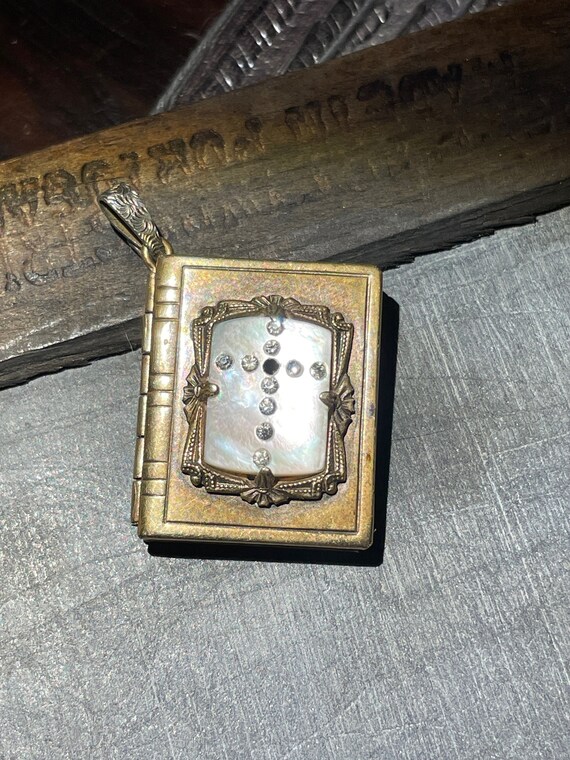 Unique book locket with - Gem