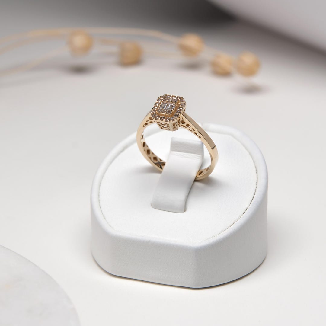 14K Solid Gold Emmy Baguette, Bester Vorschlag und Ehering umgeben von ...