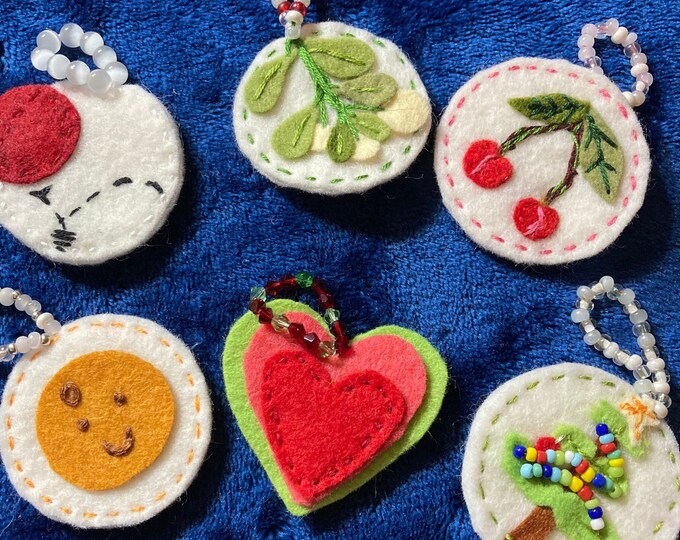 6 Adorable Iconic Christmas Gift Ornaments , Adorable, Holiday, Wreath ...