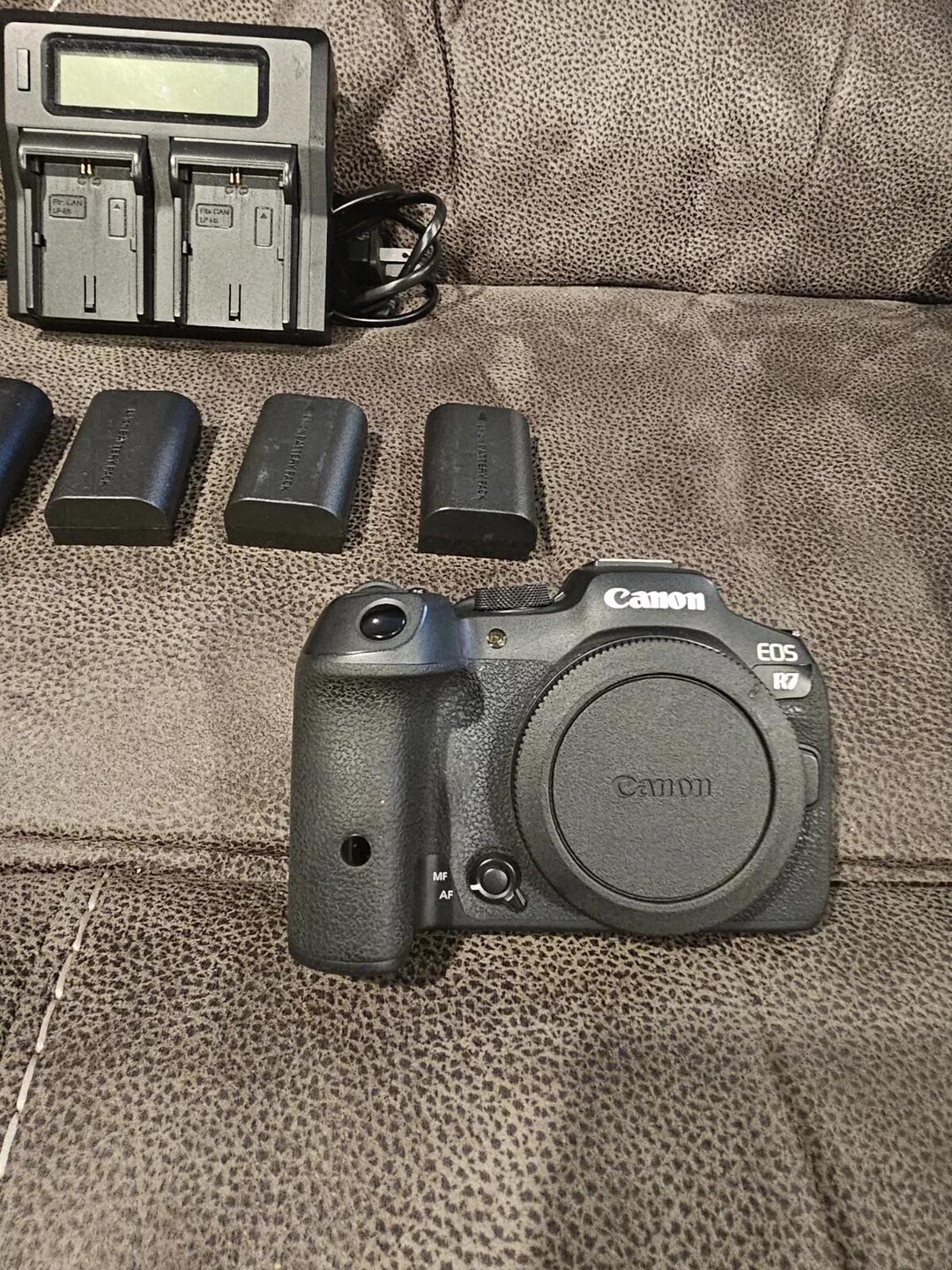 Canon EOS R7 32.5MP Mirrorless Digital Camera Body 5 Batteries Very ...