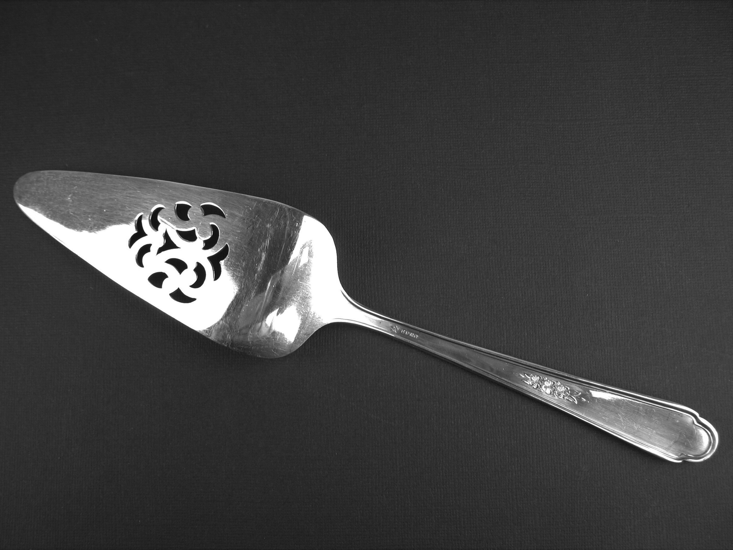 Vintage Silverplated Pie / Cake Server Floral Gadroon Edge Handle Epns ...