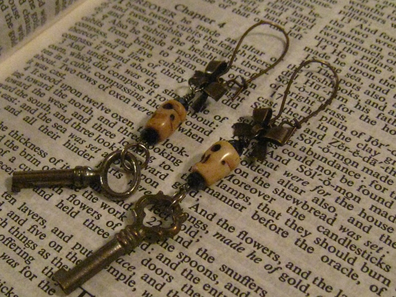 VINTAGE Upcycled Skeleton Keys and Bone Skulls Earringskey - Etsy