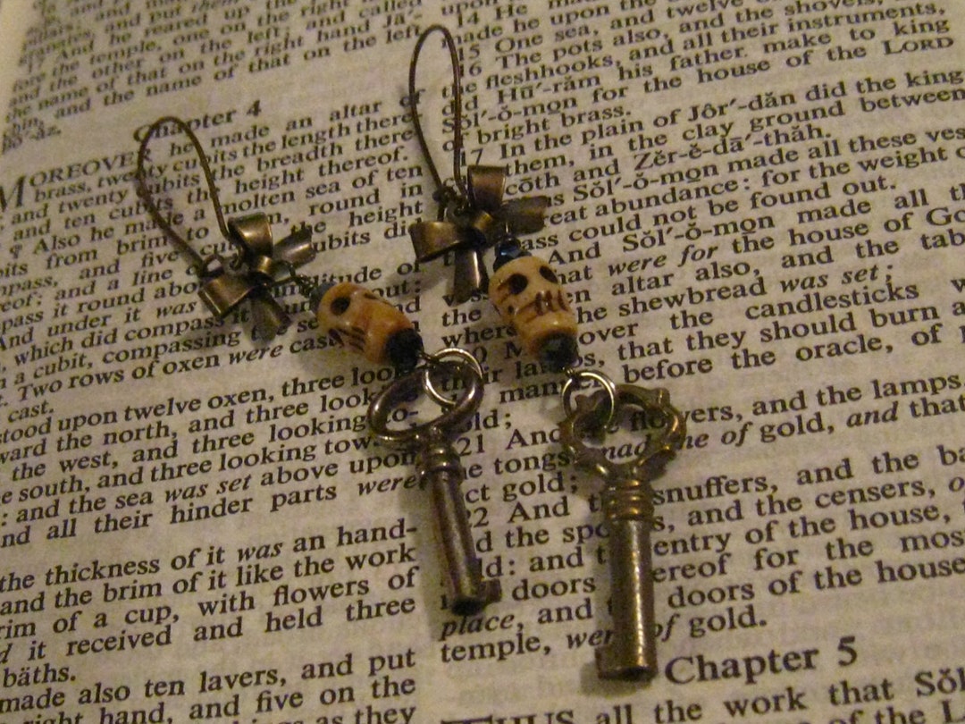 VINTAGE Upcycled Skeleton Keys and Bone Skulls Earrings,key Earrings ...