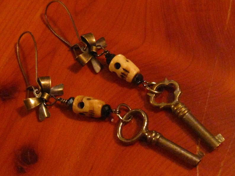 VINTAGE Upcycled Skeleton Keys and Bone Skulls Earringskey - Etsy