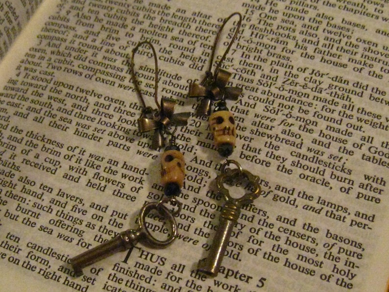 VINTAGE Upcycled Skeleton Keys and Bone Skulls Earringskey - Etsy