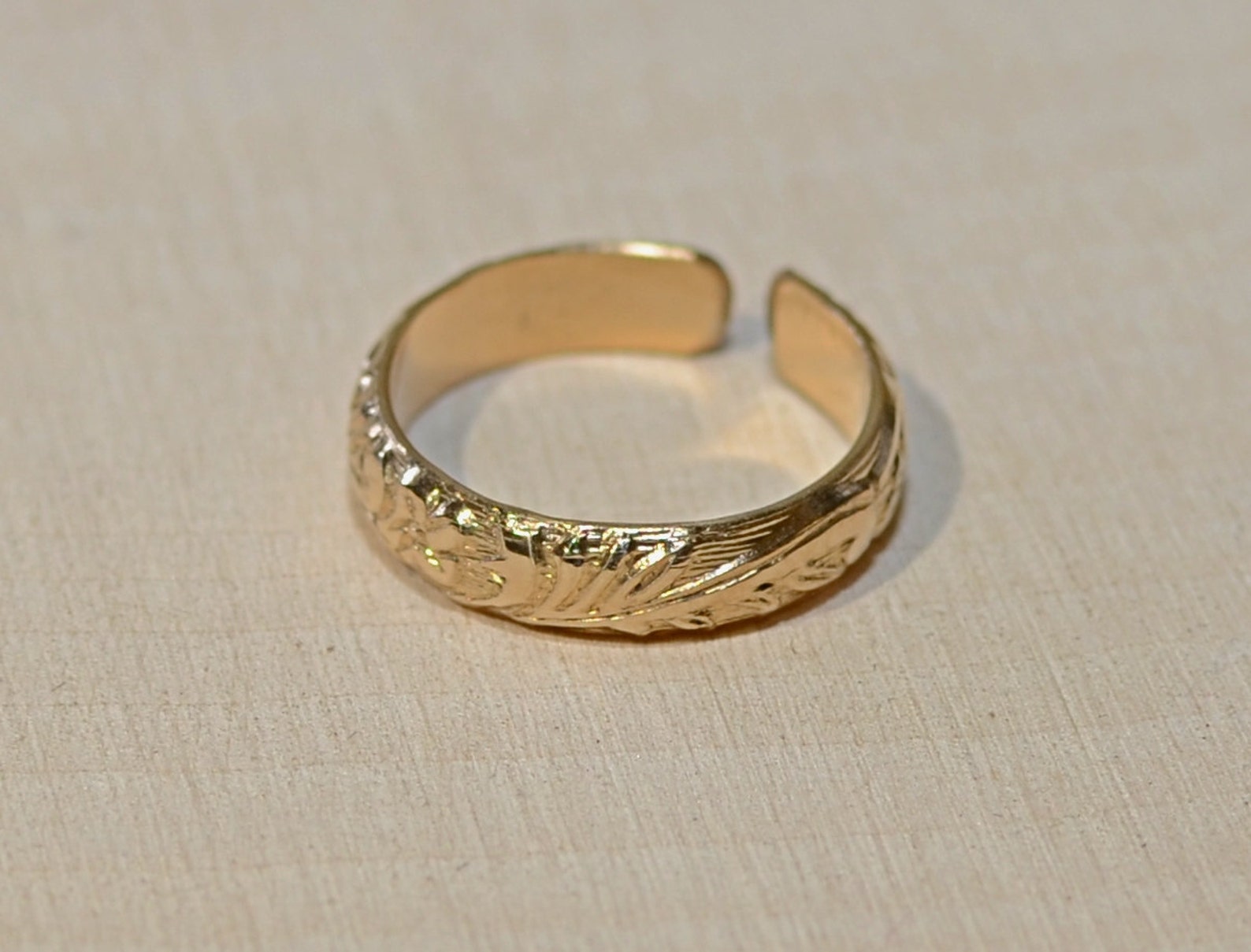 14K Yellow Gold Toe Ring With Pattern Leaf Design - Etsy