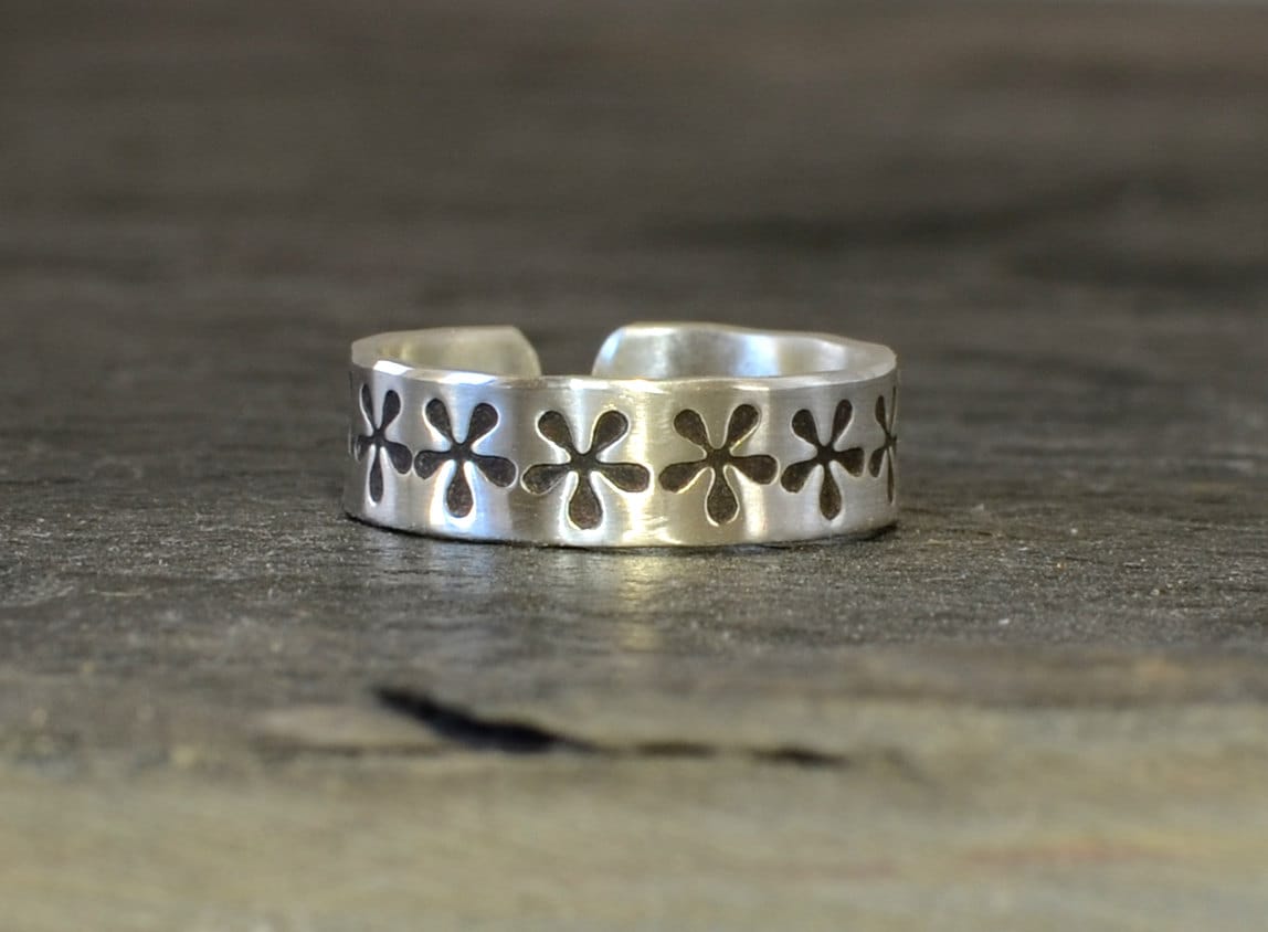 Silver Flower Toe Ring in Full Bloom With Stamped Flowers in | Etsy
