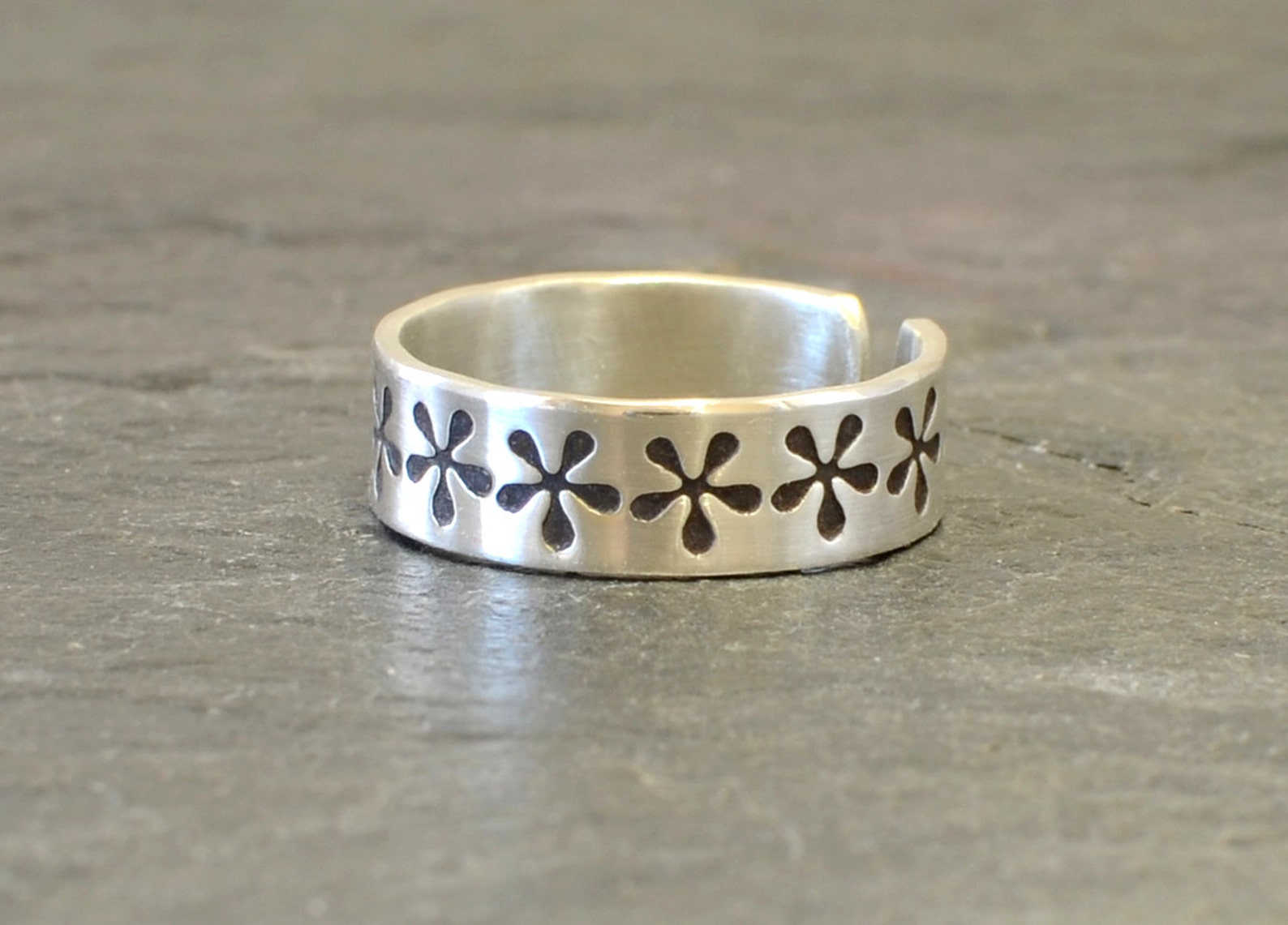 Silver Flower Toe Ring in Full Bloom With Stamped Flowers in | Etsy