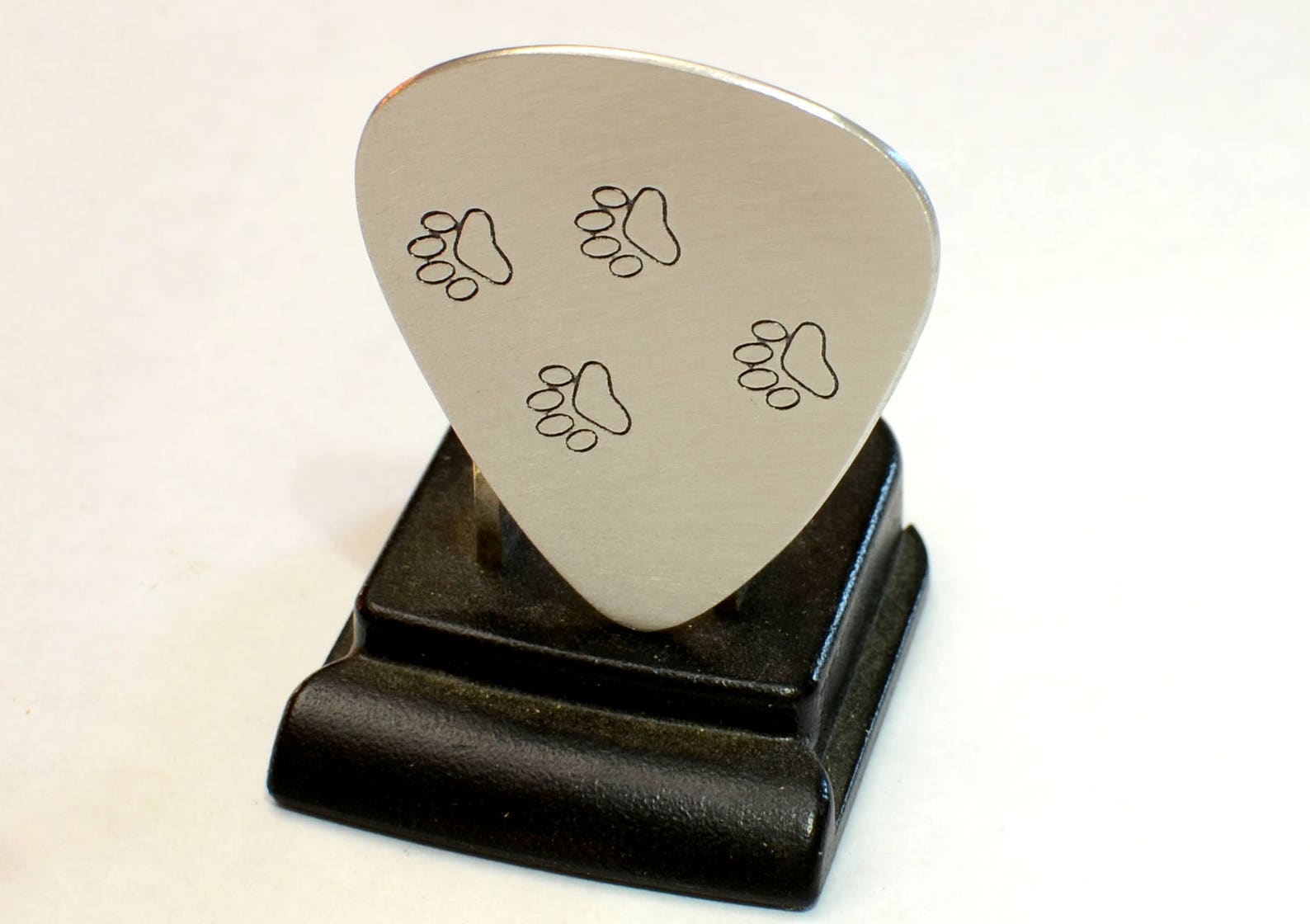 Paw Guitar Pick in Aluminum to Awaken Your Wild Side and Animal Spirits ...
