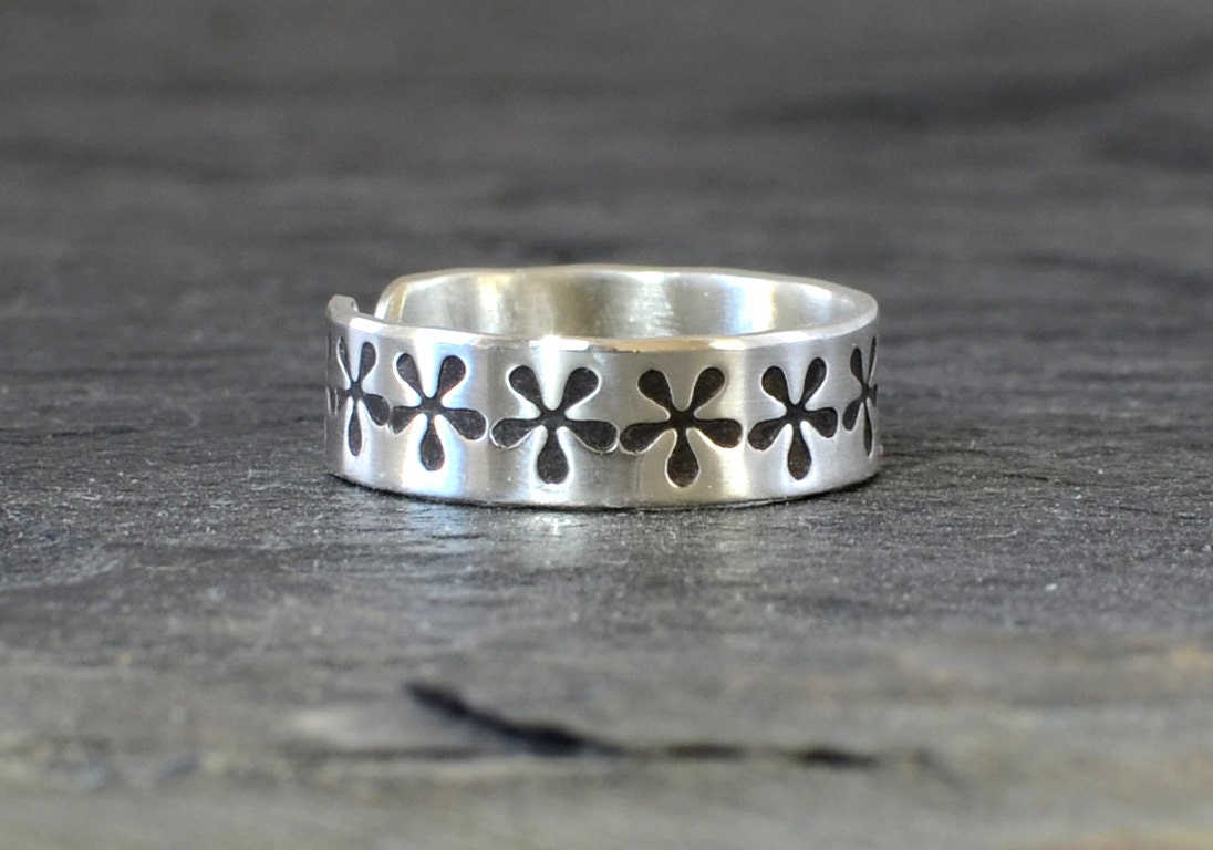 Silver Flower Toe Ring in Full Bloom With Stamped Flowers in | Etsy