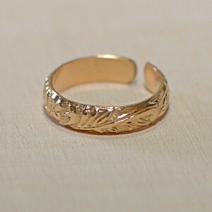 14K Yellow Gold Toe Ring With Pattern Leaf Design - Etsy