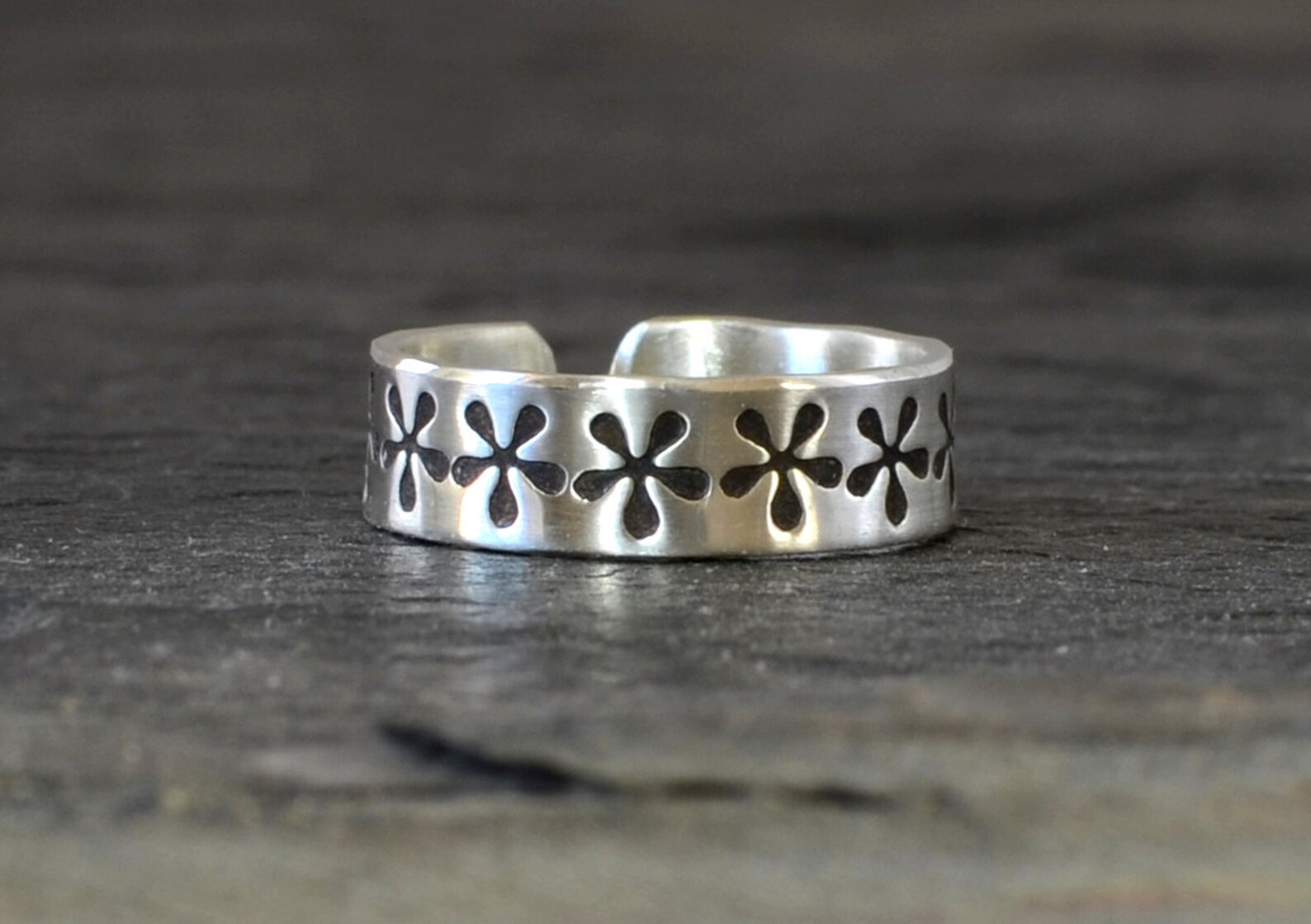 Silver Flower Toe Ring in Full Bloom With Stamped Flowers in | Etsy