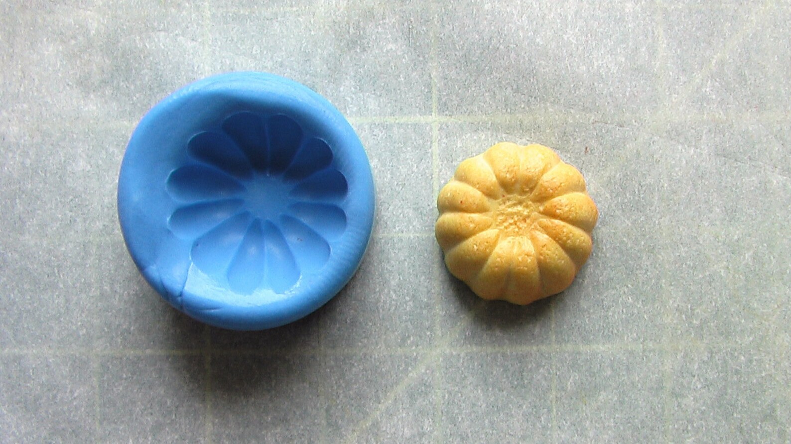 Silicone Mold // Jell-o or Bundt Cake Mold for Dollhouse Miniatures ...