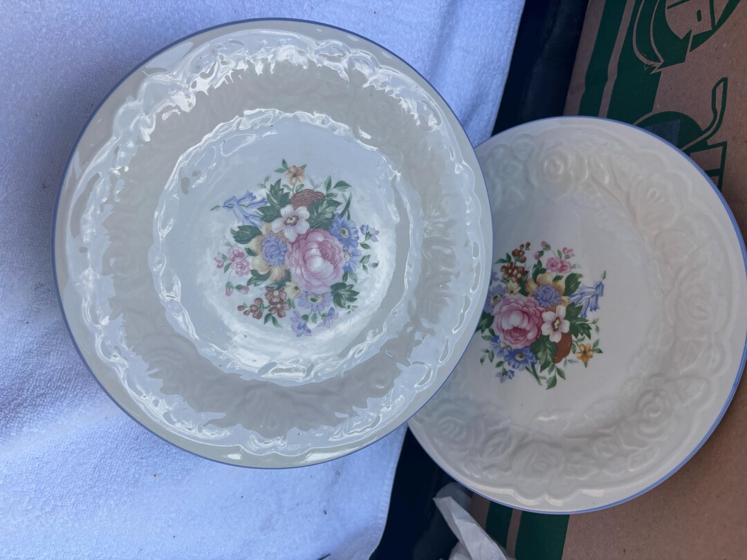A Set of 8 Dinner Plates Plus a Salt and Pepper Set. 11 3/4 Inch Width ...