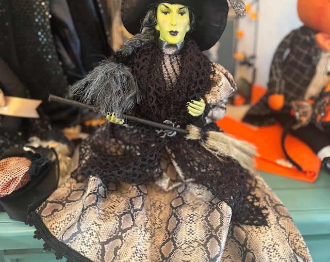 Beautiful Old Witch, Green Face Witch Posable Shelf Sitter Halloween ...