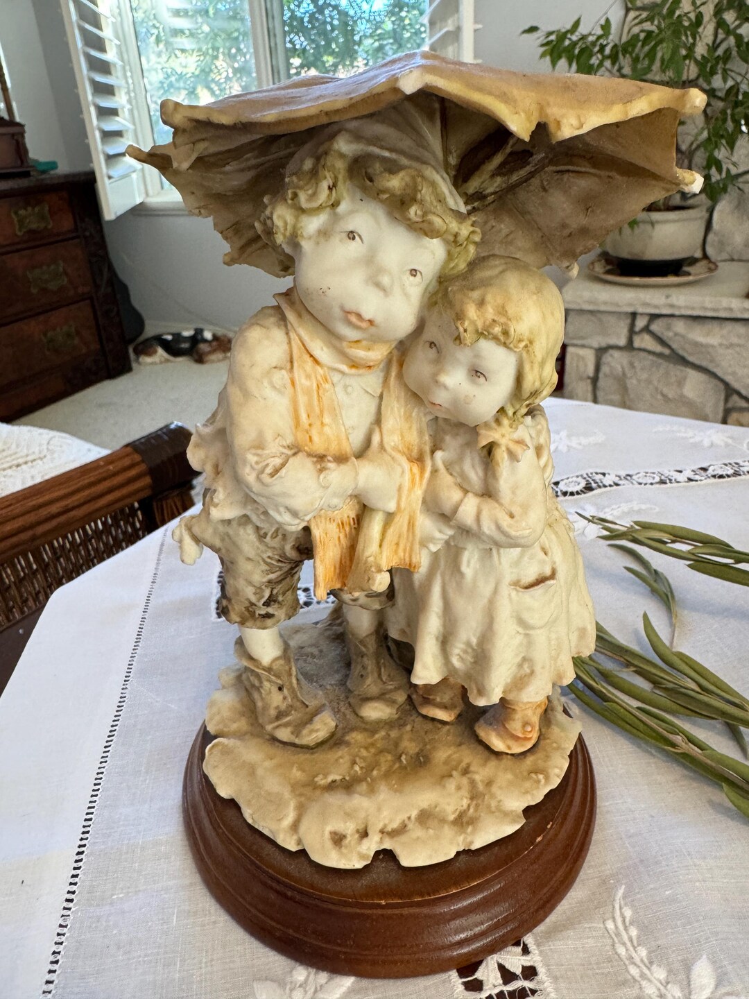 Giuseppe Armani Figurine, Boy and Girl Under Umbrella, Gulliver's World ...