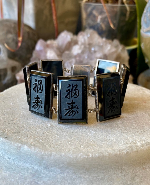 Vintage carved onyx symbol - Gem