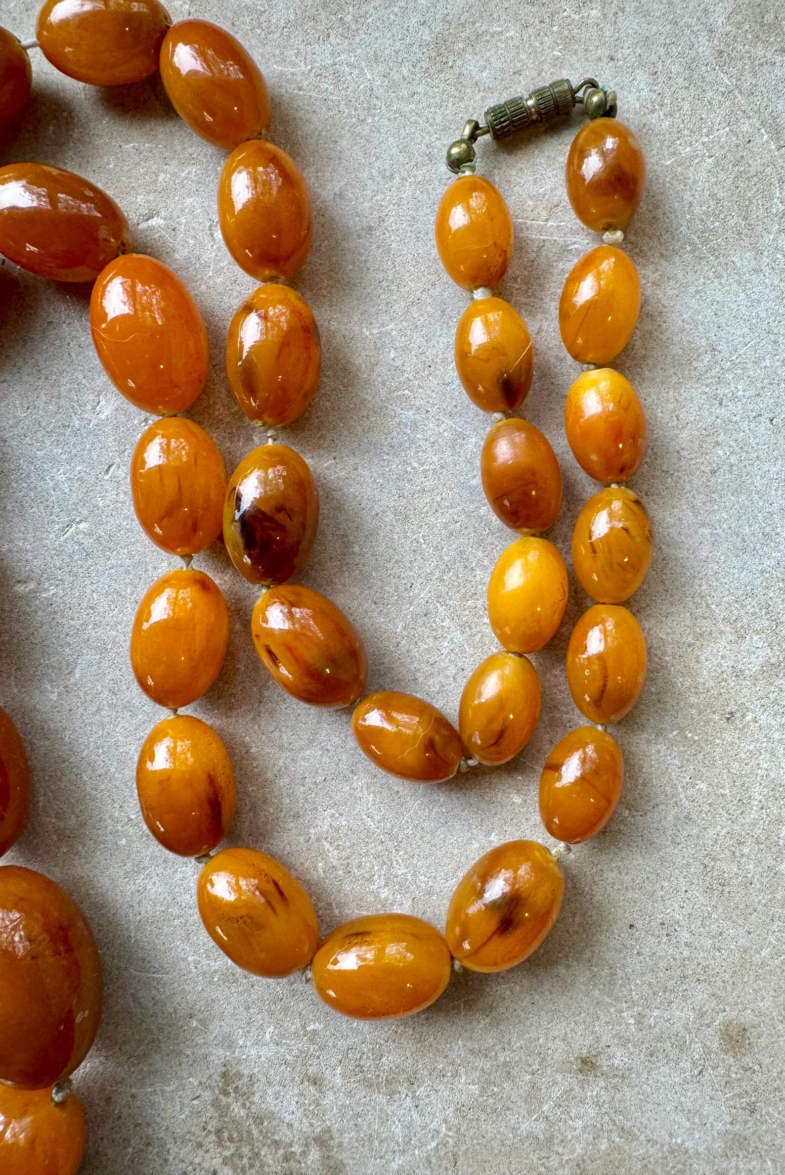 Butterscotch Marbled Resin Art Deco Graduated Beaded Long Flapper ...