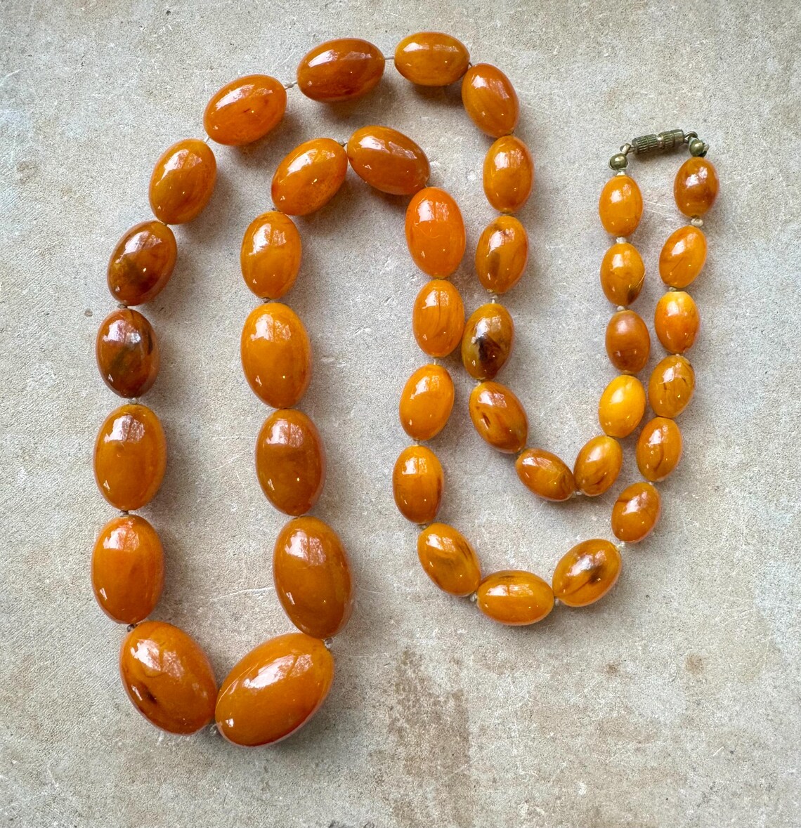 Butterscotch Marbled Resin Art Deco Graduated Beaded Long Flapper ...