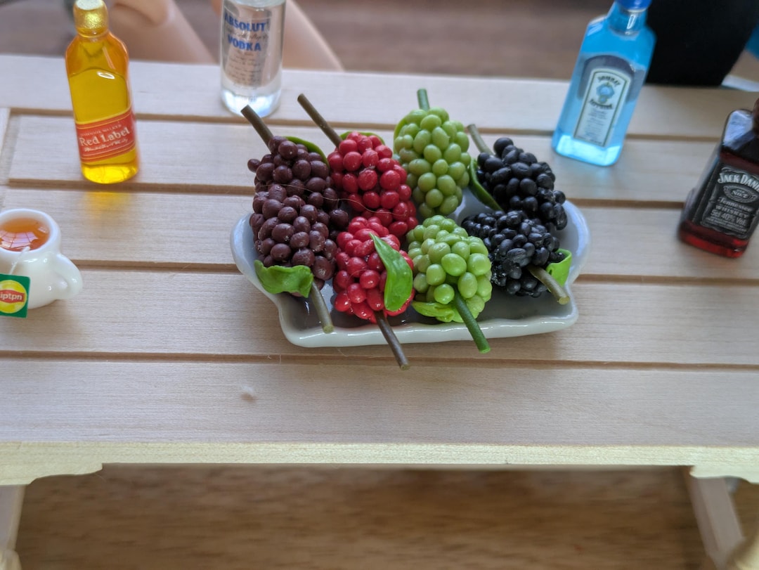 8 Bunches Miniature Grapes, Mini Vodka, Gin, Whiskies and Tea for 1/6 ...