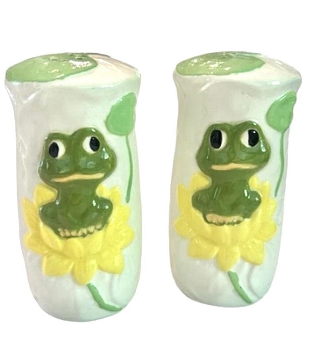 Vintage 1976 Neil the Frog SALT & PEPPER White Shakers Hand Made With ...