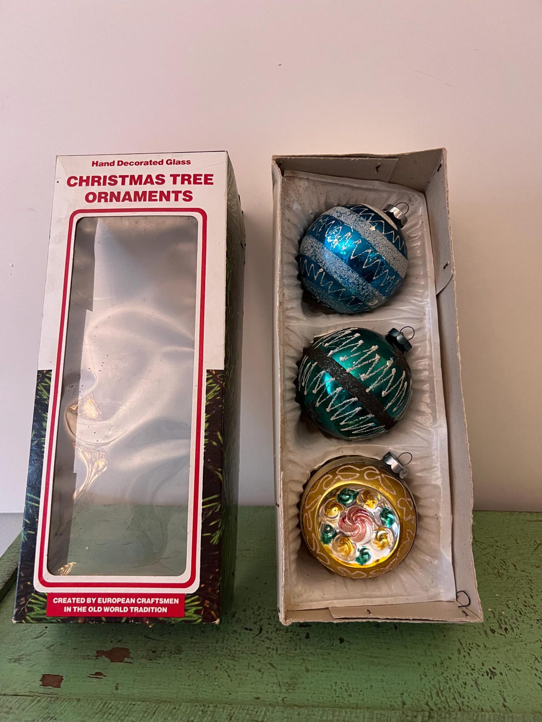 Retro Metallic Glitter Christmas Bulb Ball Ornaments. Old Wordle ...