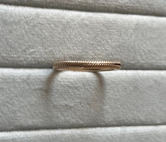 Victorian 15K Chased Split Ring - Gem