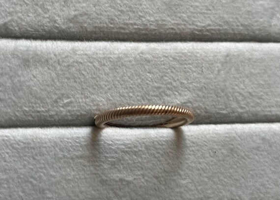 Victorian 15K Chased Split Ring - Gem