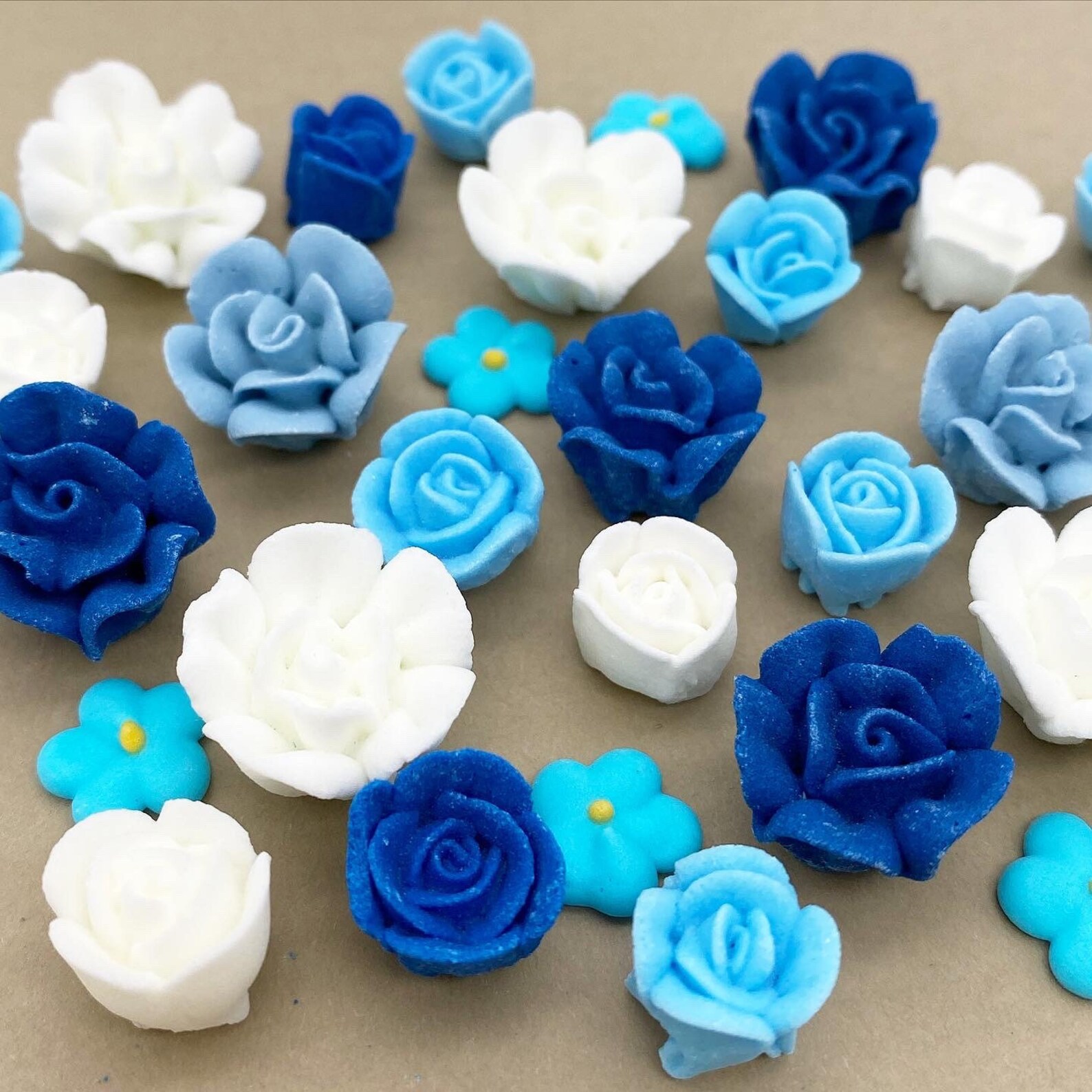30 Azul Royal Icing Flowers: Blue & White Roses - Etsy