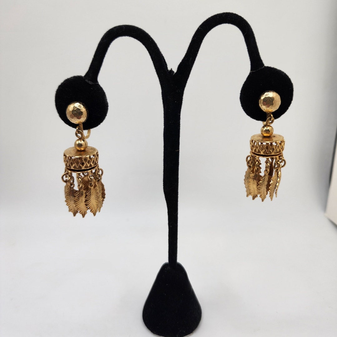Vintage Unsigned Shiny Gold Tone Dangling Carousel Chandelier Feathers ...