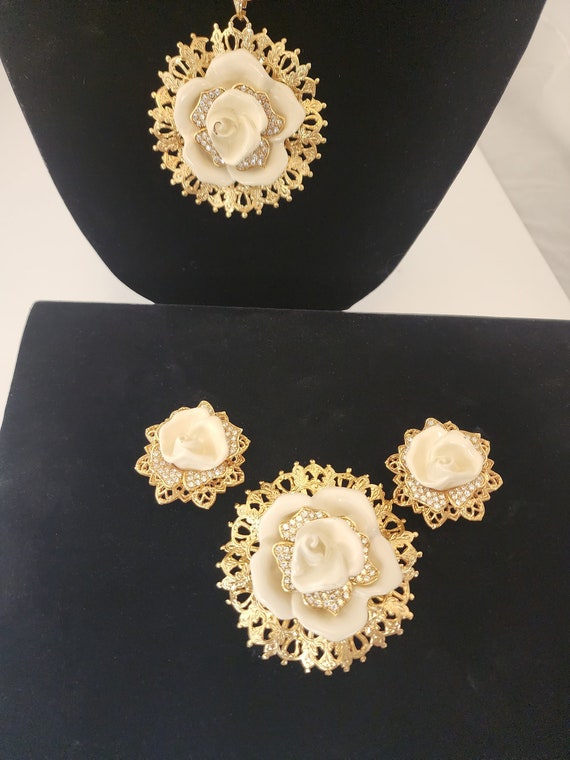 Rare Signed CRAFT Huge Dimensional Gold Tone White En… - Gem